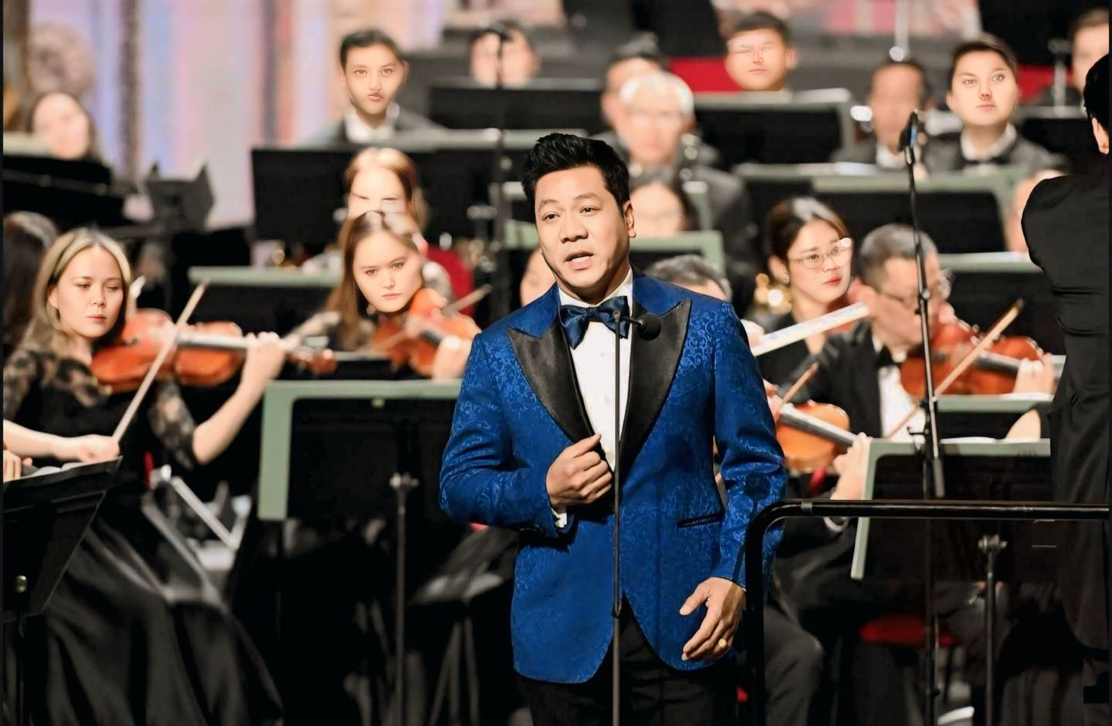 NSND Quốc Hưng hát "Việt Nam Quê Hương Tôi" cùng dàn nhạc giao hưởng Hà Nội và Kazakhstan